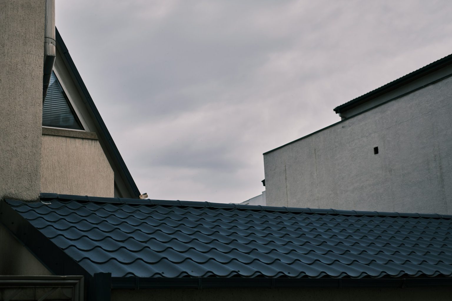 Difuzinė plėvelė: kaip pasirinkti tinkamą apsaugą stogui ir sienoms ...